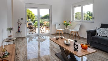 Apartamento superluxo | Área de estar | Smart TV, mesa de pingue-pongue, filmes pagos