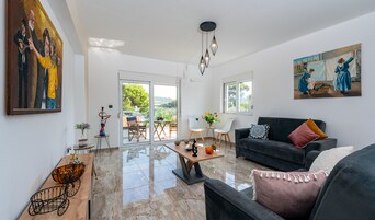 Apartamento superluxo | Área de estar | Smart TV, mesa de pingue-pongue, filmes pagos