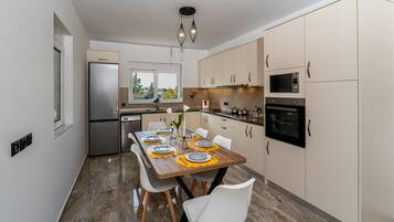 Apartamento superluxo | Cozinha privada | Geladeira, micro-ondas, fogão, cooktop