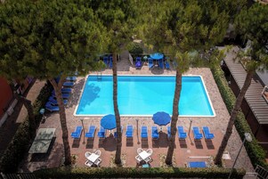 Piscina externa sazonal, funciona das 9h às 19h, guarda-sóis