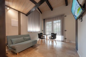 Suíte júnior, 1 quarto, vista para o jardim | Área de estar | Smart TV 35 polegadas com canais digitais, serviços de streaming