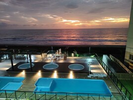 Apartamento premium, acesso à piscina | Vista para praia/oceano