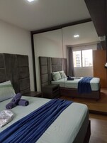 Apartamento premium, acesso à piscina | 2 quartos, roupas de cama de algodão egípcio, roupas de cama premium