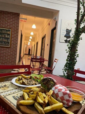 Pequeno-almoço continental diário (3.50 USD por pessoa)