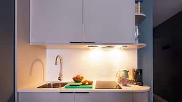 Large Studio with Kitchenette | Kitchenette privada | Uma cafeteira/bule, uma chaleira elétrica