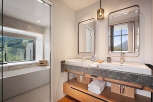 Quarto premium, 1 cama King, para não fumantes, vista para a montanha (Panorama Yotei View) | Banheiro | Chuveiro/banheira combinados, produtos de toalete grátis