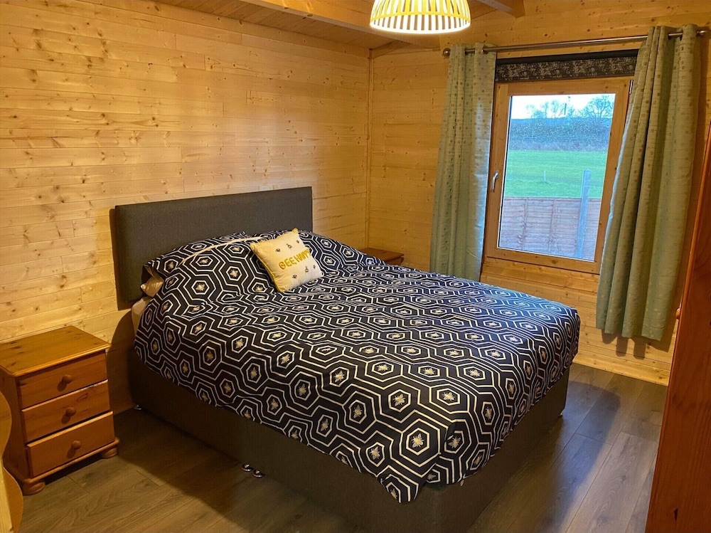 Inviting 2-bedroom Cabin In Ashton Under Hill - Cotswolds