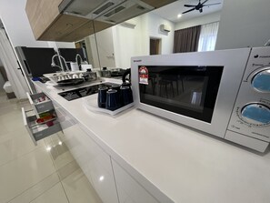 Apartamento Familiar | Kitchenette privada | Um frigorífico, um micro-ondas, uma placa de cozinha