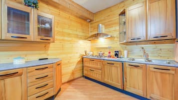 Estúdio Standard (Borgata Family Studio Ski In Ski Out) | Cozinha privada | Um frigorífico, um micro-ondas, um forno, uma placa de cozinha