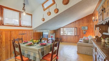 Apartamento família, vários quartos (The Secret Garden) | Área de estar | TV de tela plana 21 polegadas com canais via satélite