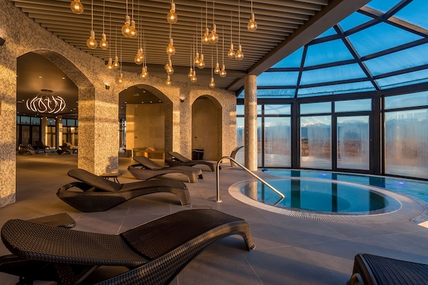 2 piscinas interiores, piscina exterior sazonal