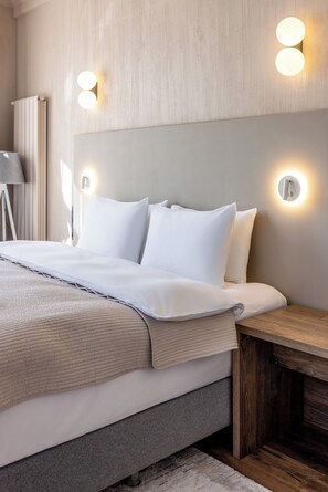 Frigobar, cofres nos quartos, escrivaninha, cortinas blackout