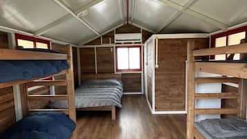 Cabana de Madeira Básica | 1 quarto, Wi-fi grátis, roupa de cama fornecida