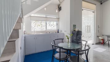Casa luxo | Cozinha privada | Geladeira, cooktop, cafeteira/chaleira, chaleira elétrica