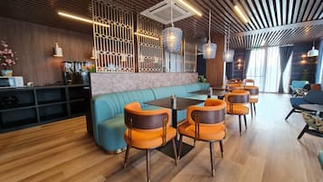 Pequeno-almoço tipo buffet diário (15 EUR por pessoa)