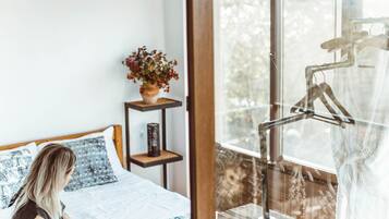 Quarto Clássico com Cama de Casal, vista para a colina | 1 quarto, com decoração personalizada, com mobília individualizada