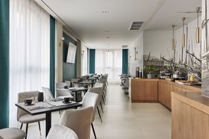 Café da manhã com buffet todos os dias mediante uma taxa