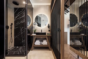 Luxury Double Room with City View | Banheiro | Chuveiro, chuveiro com efeito de chuva, produtos de toalete de grife