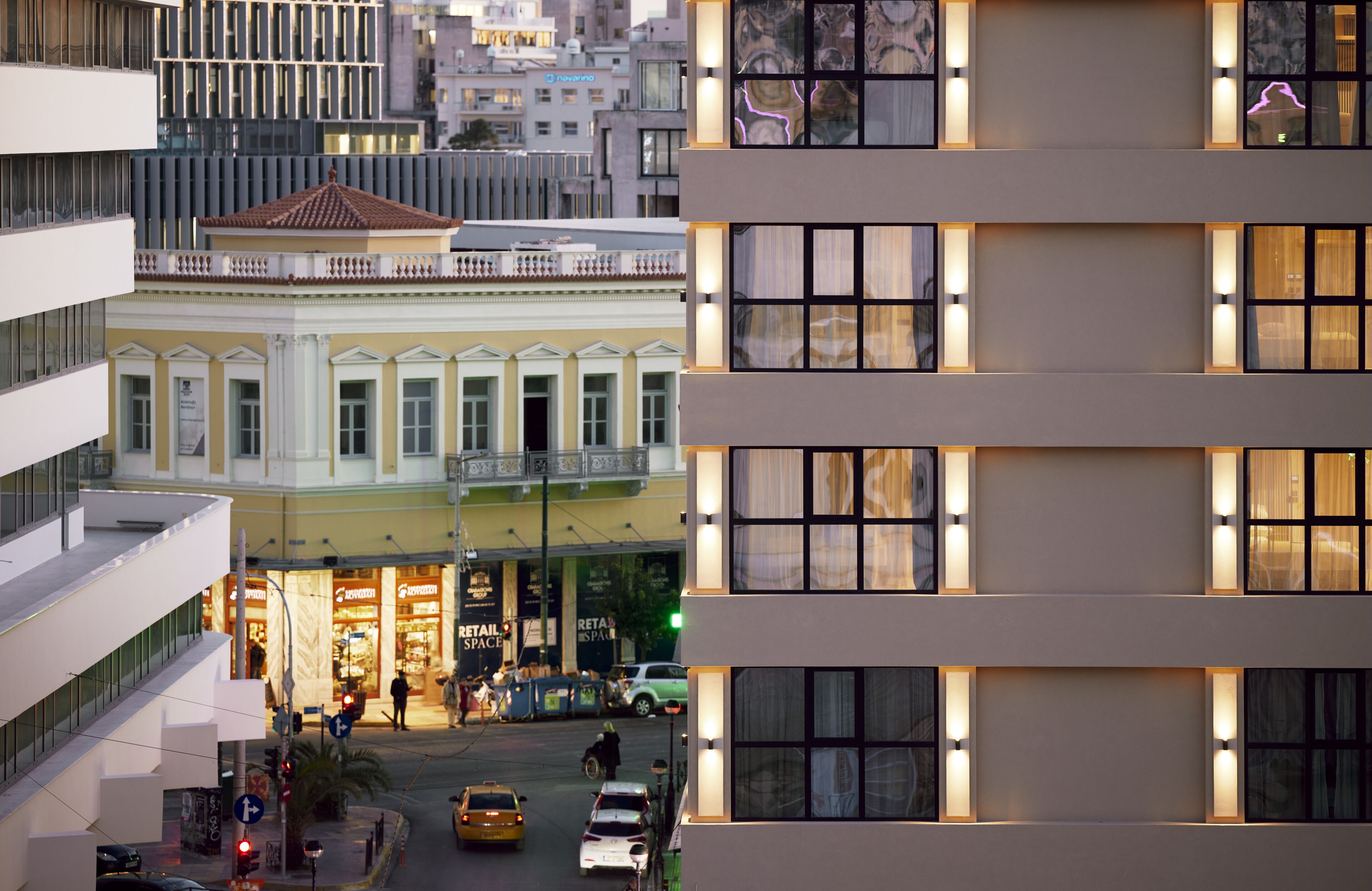 Um edifício de vários andares com lojas no térreo e apartamentos nos andares superiores.