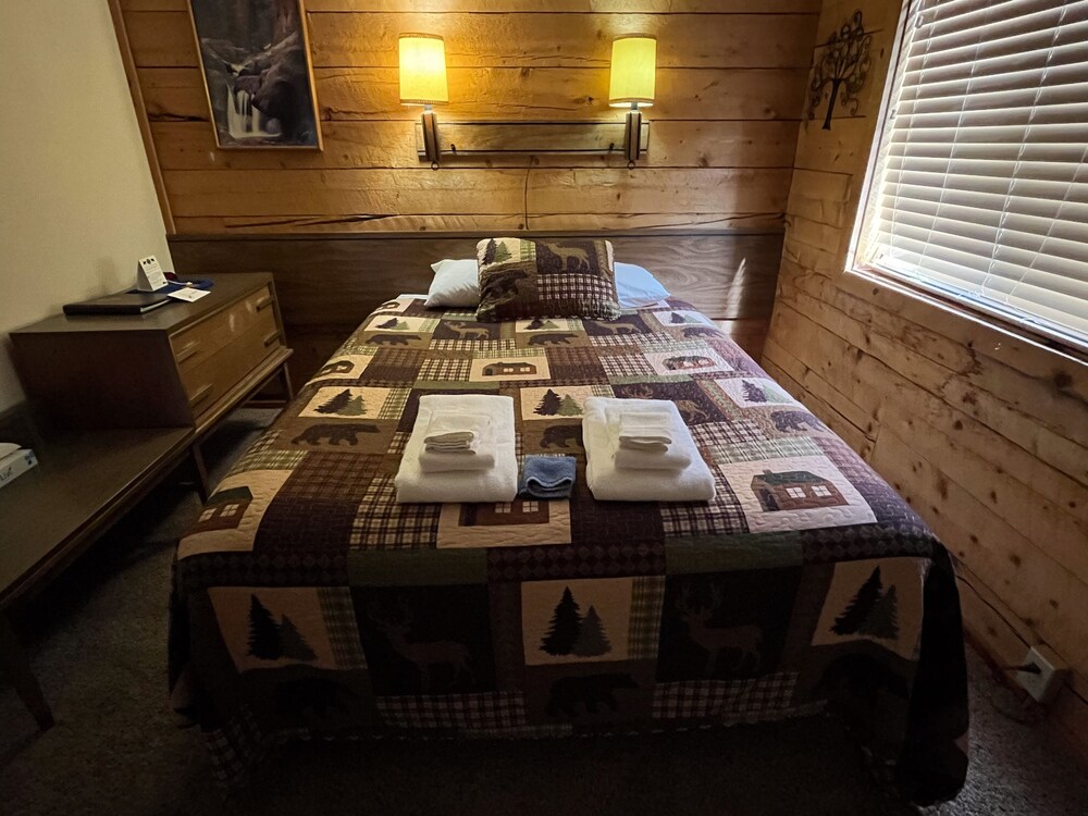 One Bedroom Cabin With Ample Parking And Space From Neighboring Cabins - Gunnison, CO