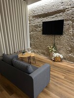 Loft Cidade | Sala de estar | Televisor de ecrã plano de 20 polegadas com canais por cabo 