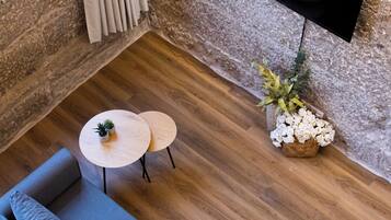 Loft urbano | Área de estar | TV de tela plana 20 polegadas com canais a cabo