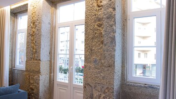 Estúdio Romântico | Sala de estar | Televisor de ecrã plano de 20 polegadas com canais por cabo 