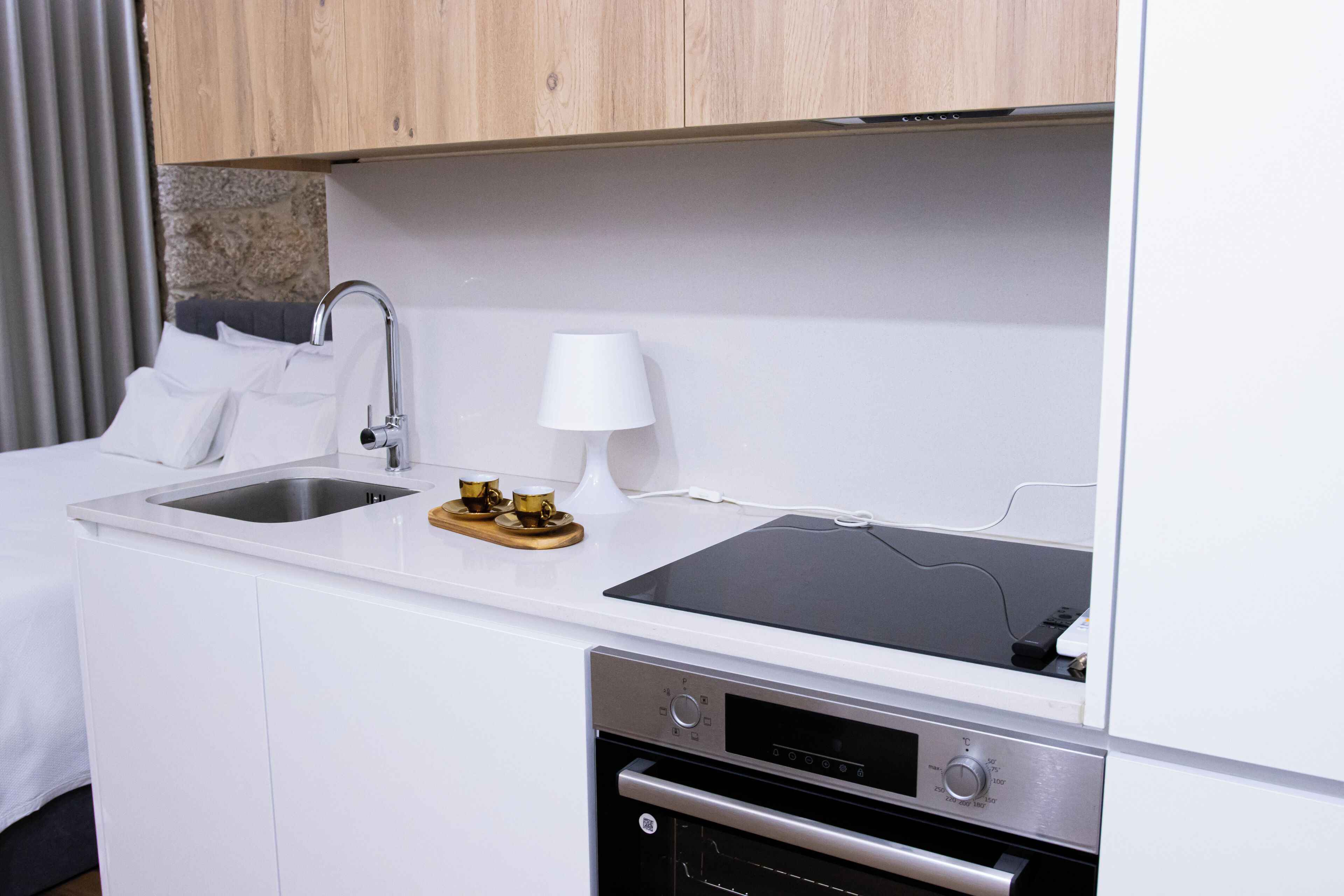 Uma cozinha compacta com pia, fogão e forno embutidos.