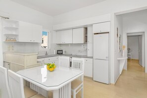 Suite de Luxo | Cozinha privada | Um frigorífico/congelador grande, um micro-ondas, um forno 