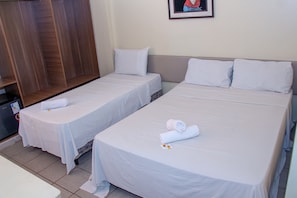 Quarto Triplo Standard | Roupa hipoalergénica, minibar, secretária, Wi-fi grátis 