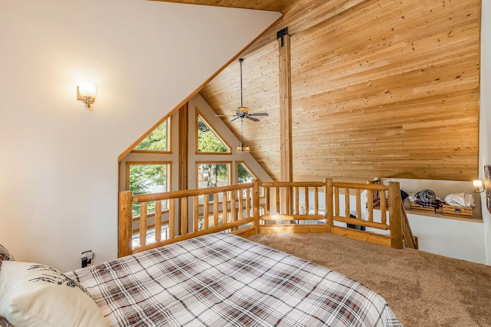 COZY-A-Frame Mountain Getaway!Easy Access/HotTub-GmRm-Winter - Sun Fun - Kittitas County | Vrbo