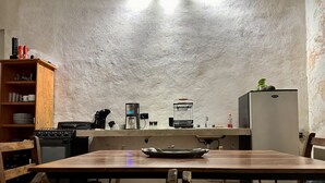 Uma cafeteira/bule, um frigorífico, uma torradeira, liquidificador 