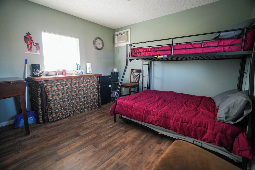 Family Farms Cabin 5 - Twin/full Bunk, Fire Pit & Lakeside Escape, Near Ren Fest - Bernhardt Winery, Plantersville