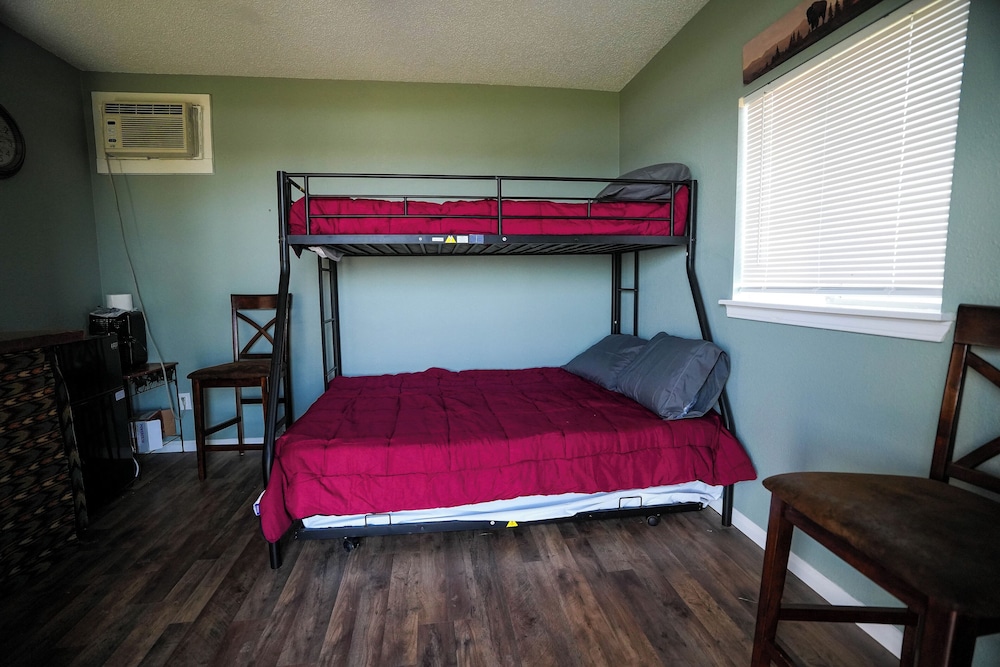 Family Farms Cabin 4 - Full + Twin Beds, Fire Pit, Fishing & Festival Nearby - Texas
