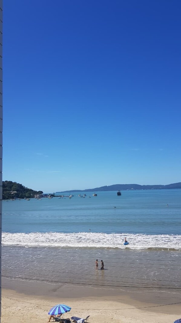 Na praia, praia de areia branca 