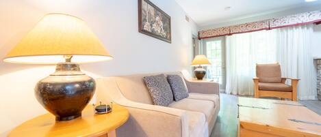 Apartamento | Sala de estar | TV de ecrã plano