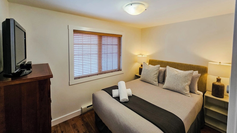 Mountain View: 2 bedroom mountain condo with hot tub - Golden | Vrbo