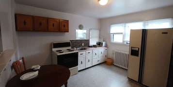 Quarto urbano | Cozinha privada | Micro-ondas, fogão
