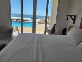 Quarto Duplo Deluxe | Roupa de alta qualidade, edredões de penas, camas de colchão pillowtop 