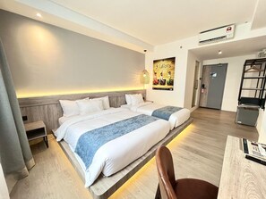 Quarto Triplo Standard | Cofre no quarto, secretária, cortinas/cortinados opacos 