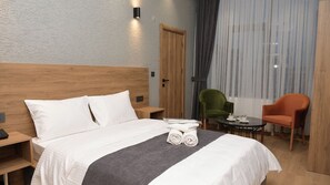 Quarto Deluxe | Com decoração personalizada, com mobília individualizada, secretária 