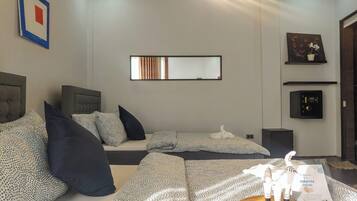Uma sala de estar moderna com sofá, mesa de centro com bandeja de objetos, quadro na parede e um pequeno cofre.