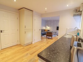 Geladeira, lava-louças, chaleira elétrica, torradeira