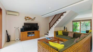 Villa | Sala de estar | Televisor de ecrã plano de 24 polegadas com canais por cabo