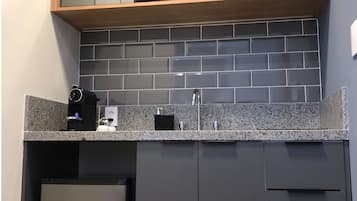Studio Casal | Cozinha privada | Um micro-ondas, uma placa de cozinha, uma máquina de café expresso