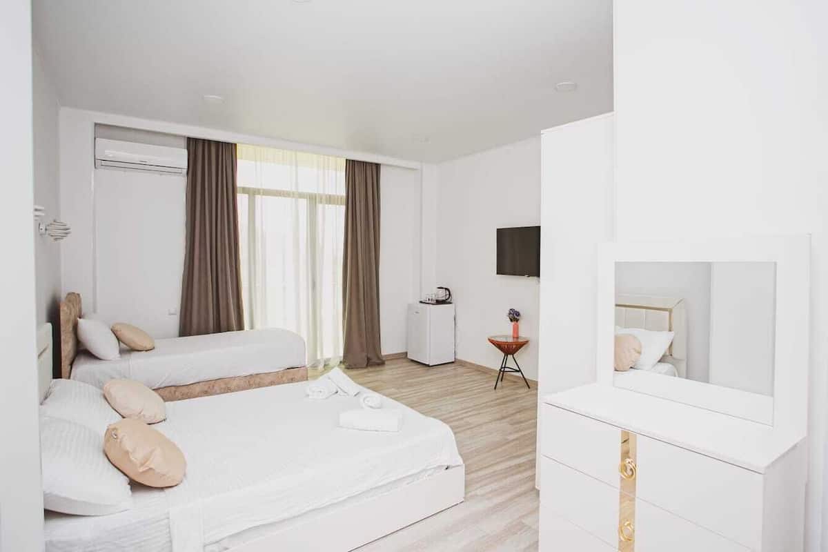 Quarto triplo | Ferros/tábuas de passar roupa, Wi-Fi de cortesia