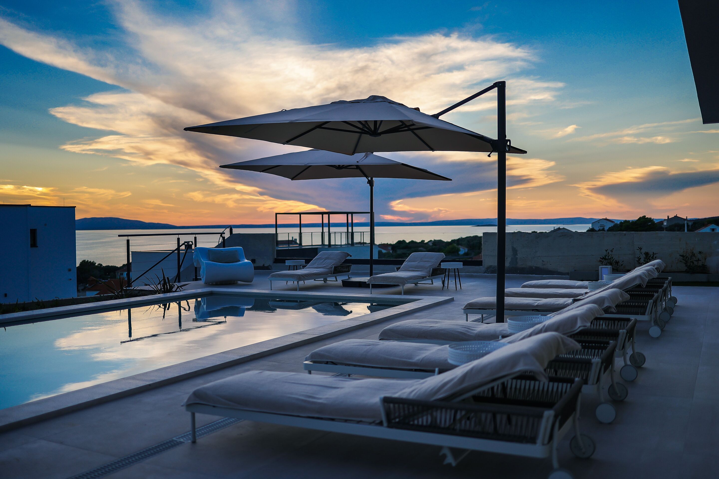 Piscina exterior sazonal, guarda-sóis, espreguiçadeiras 