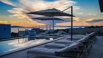 Piscina exterior sazonal, guarda-sóis, espreguiçadeiras