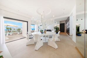Villa de Luxo, 5 quartos, piscina privativa, vista para o mar | Refeições no quarto
