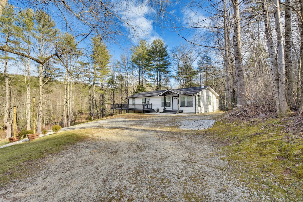 Luxe Highlands Haven W/ Fire Pit + Hot Tub! - Highlands, NC